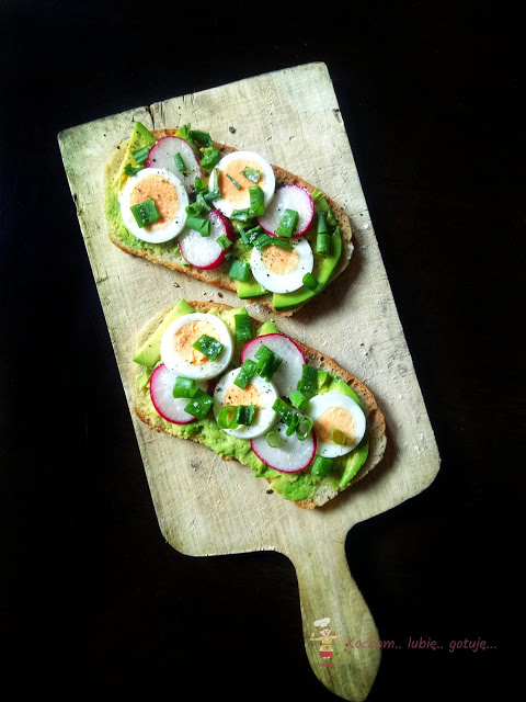 Kanapka z awokado, jajkiem i rzodkiewką – Kocham Lubię Gotuję